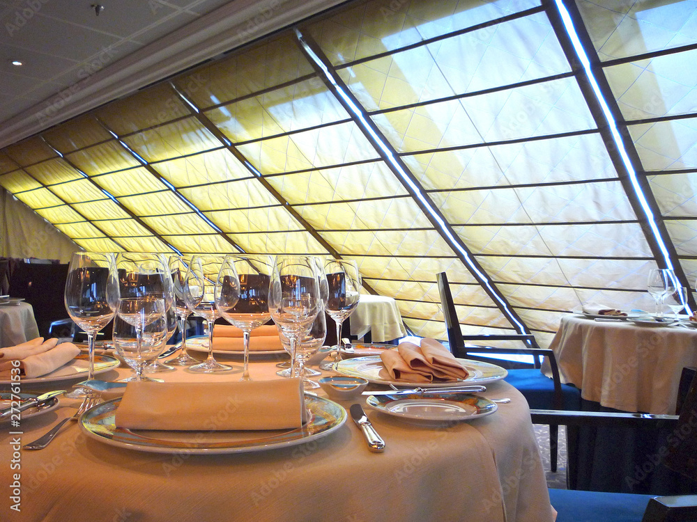 Festlich gedeckter Tisch in Restaurant auf Kreuzfahrtschiff - Elegant ...