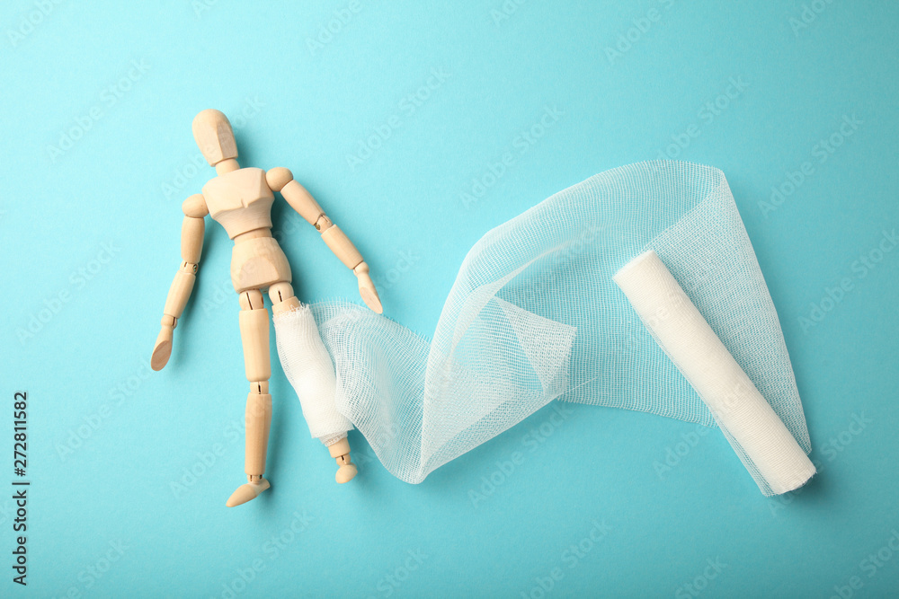 Figure of man with leg wound and white gauze bandage. First aid, injury ...