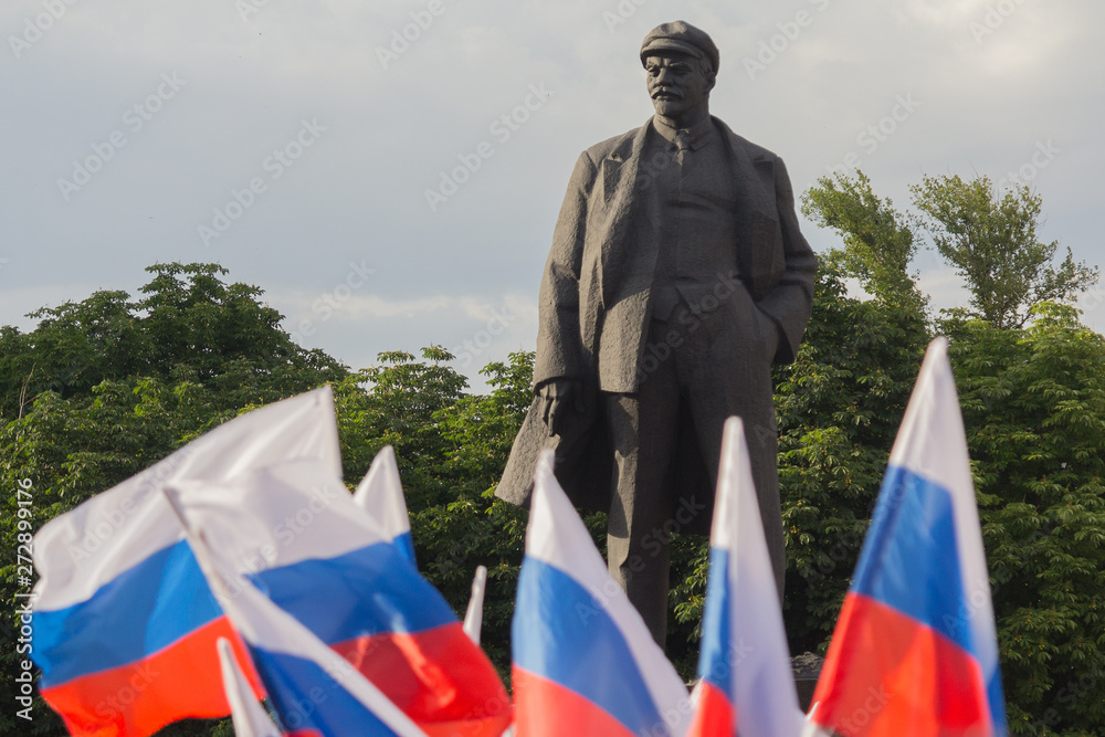 Flags of Russia and the monument to Vladimir Lenin on the central ...