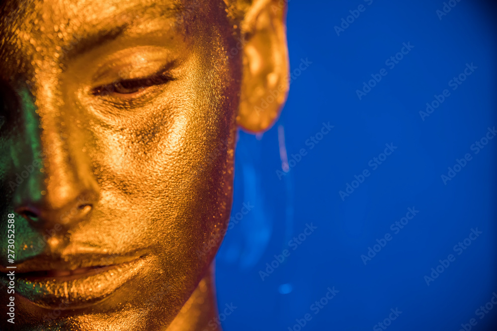 Fashion model woman golden skin face in bright sparkles, Trendy glowing ...