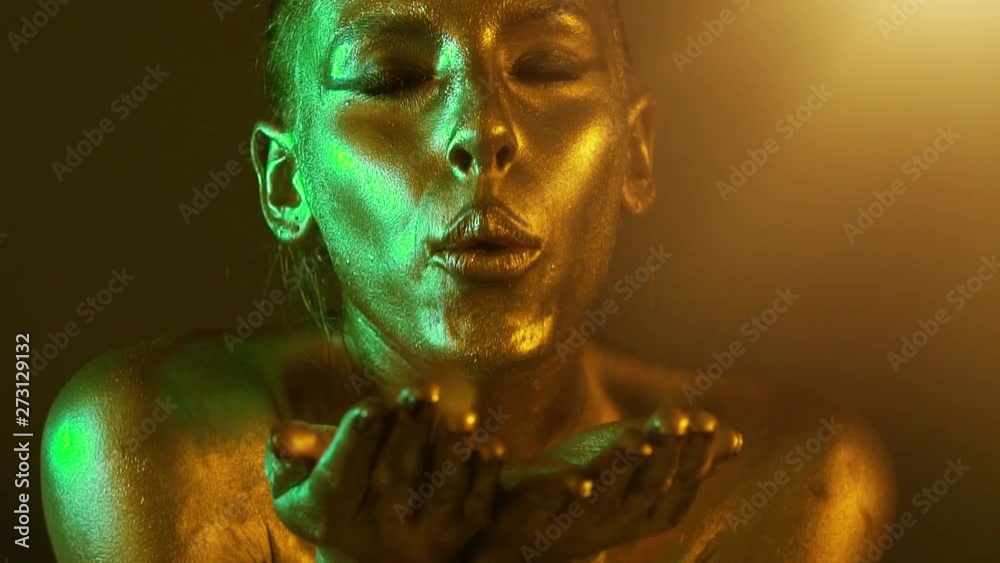 Fashion model woman golden skin face in bright sparkles, Trendy glowing ...