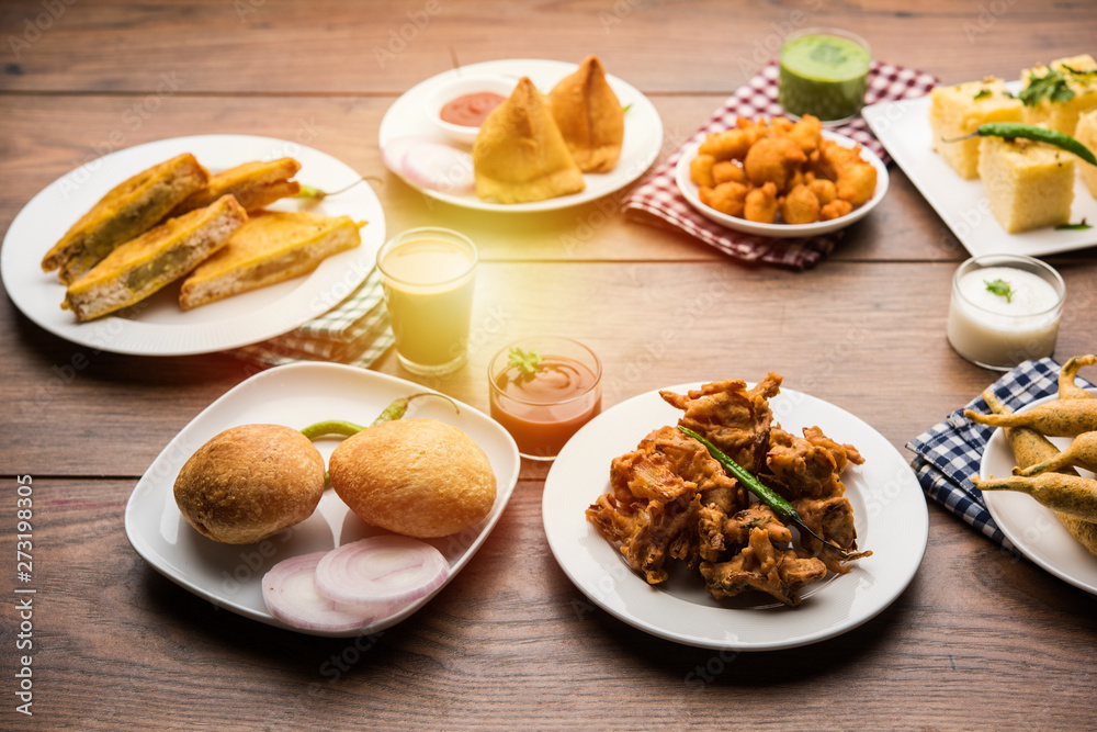 Foto de Indian Tea time snacks in group includes Veg Samosa, Kachori ...