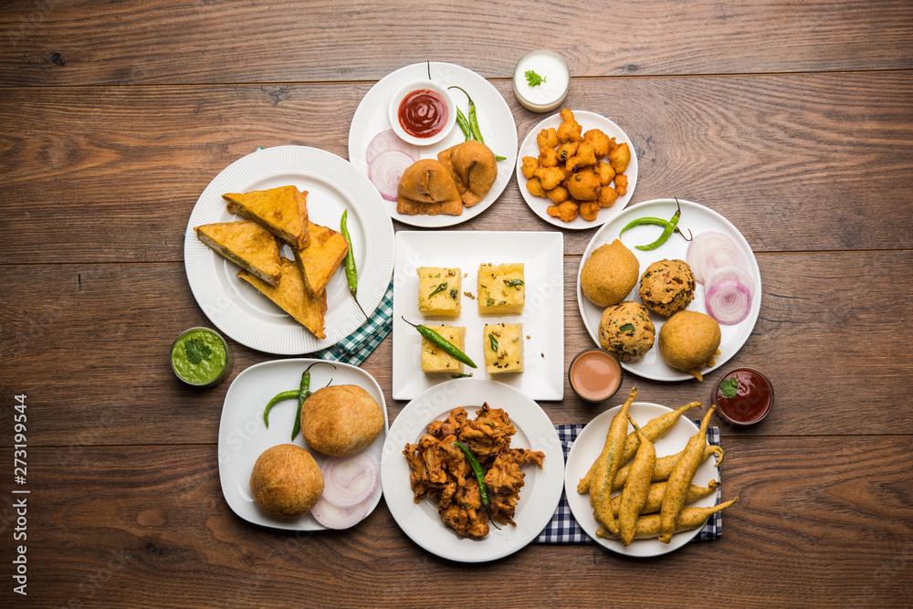 Foto de Indian Tea time snacks in group includes Veg Samosa, Kachori ...