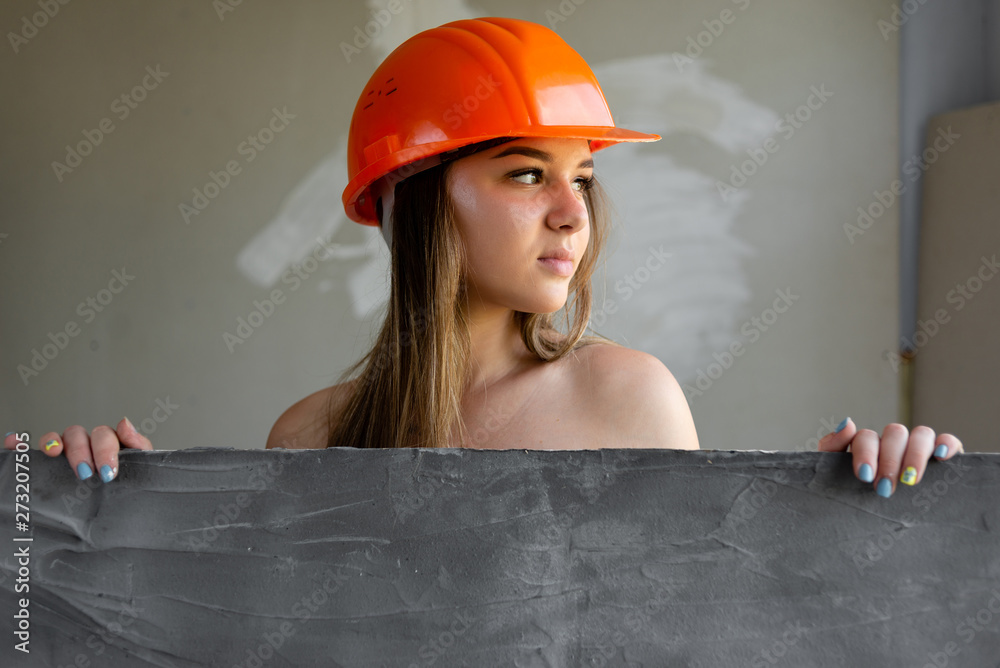 sexy girl doing home repairs. portrait of an attractive female builder ...