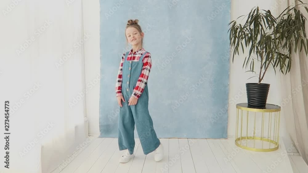 Vídeo do Stock: showing walk kids model. showing walk kids model ...