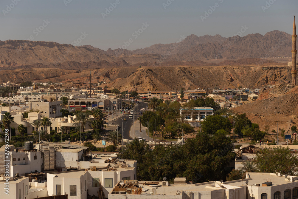 Foto de Egypt. Sharm El Sheikh, downtown. Mountains of the Sinai ...