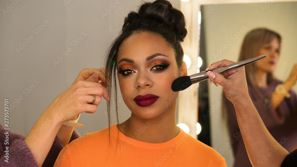 How A Professional Makeup Artist Works In A Salon | Saubhaya Makeup