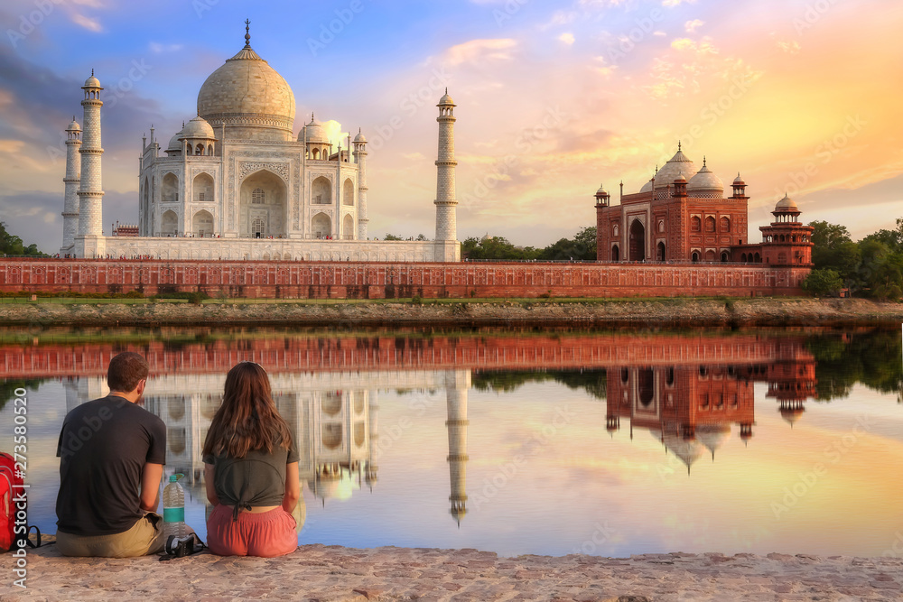 Foto de Taj Mahal Agra at sunset with moody sky and water reflection ...