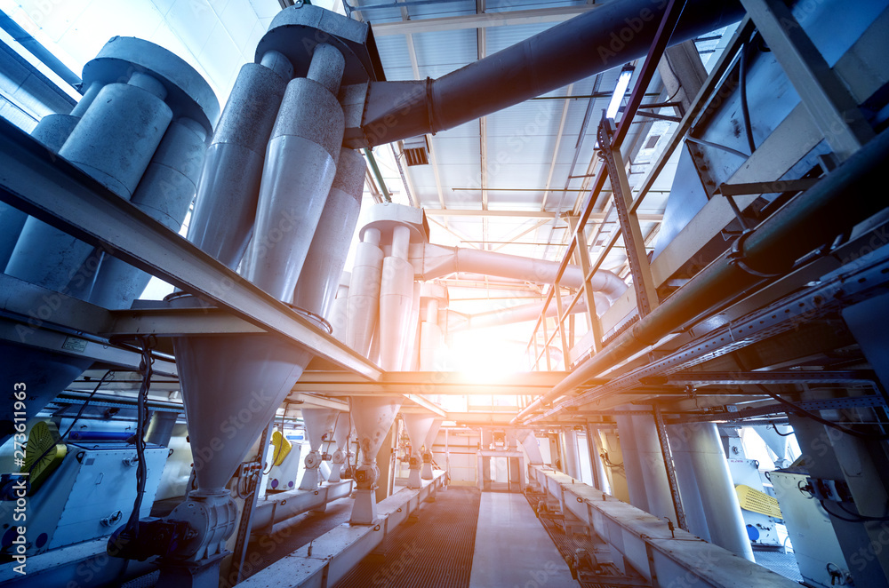 Interior of modern natural oil factory. The piping, pumps and motors 素材 ...