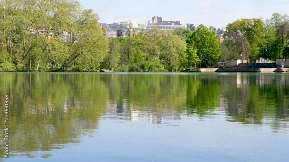 Vídeo do Stock: Lake of the park "de la tête d'or", a famous park in ...