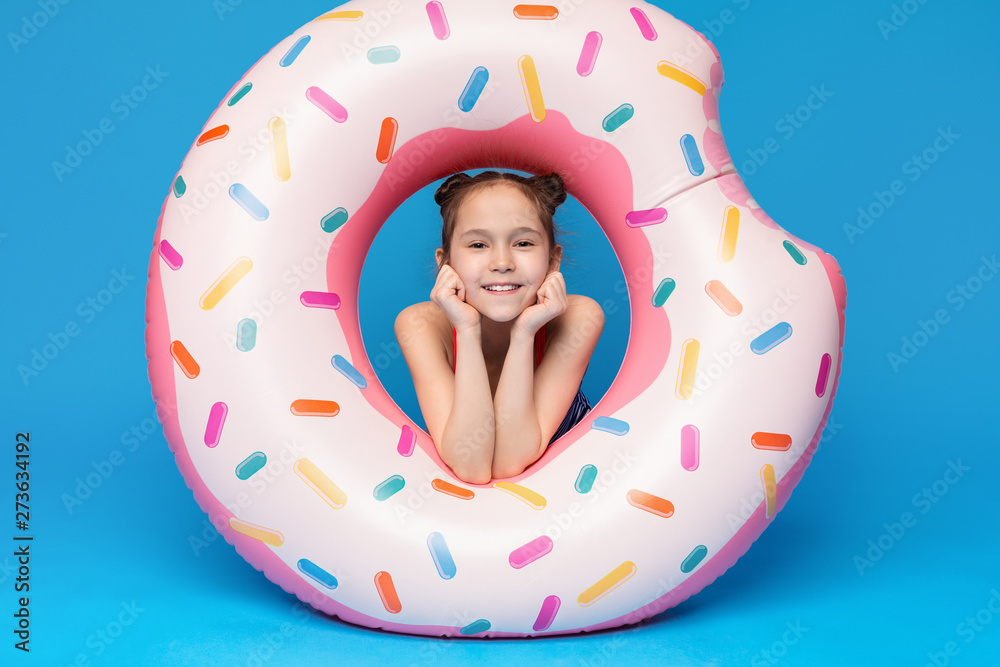 Foto de Adorable little girl looking through donut shaped inflatable ...