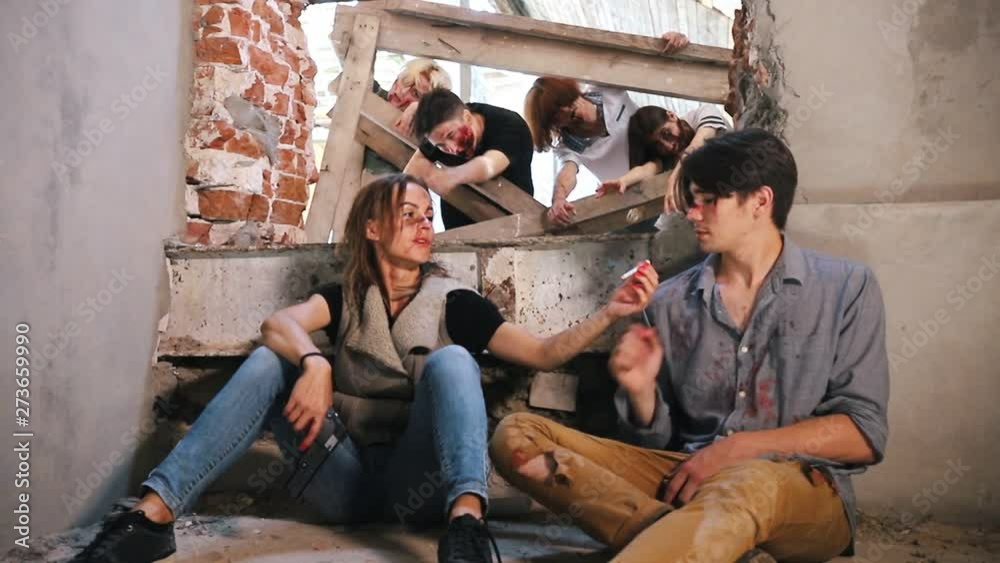 Vidéo Stock Doomsday, apocalypse. Two survived people sitting on the ...