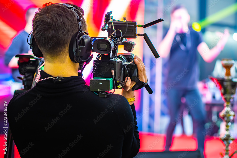 Foto de Videographer shooting concert. Video transmission via wi-fi ...