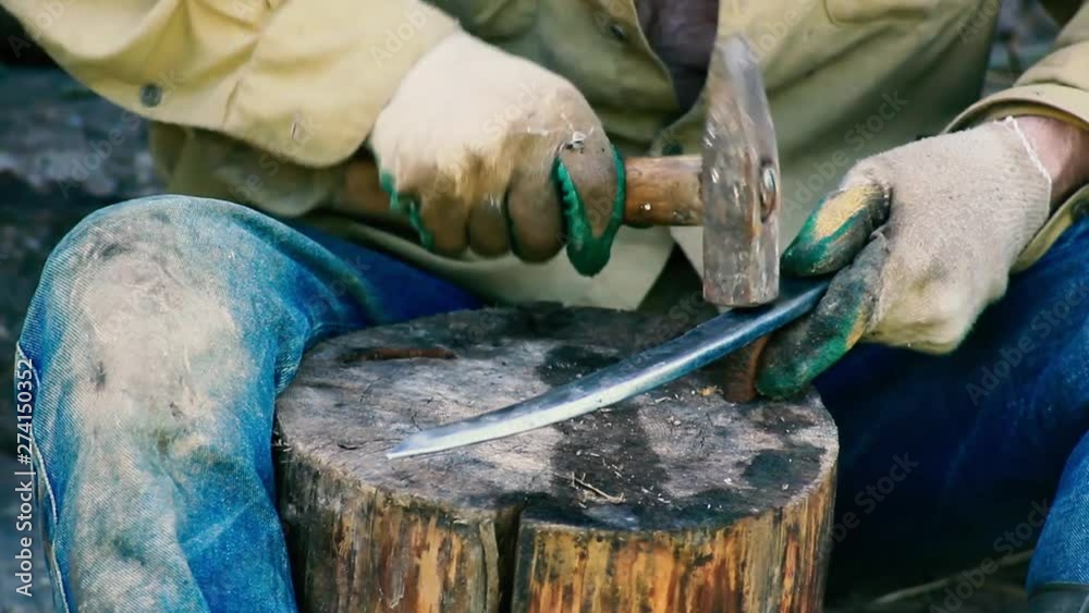 Vidéo Stock traditional iron forging, artisan sharpens a sharp knife ...