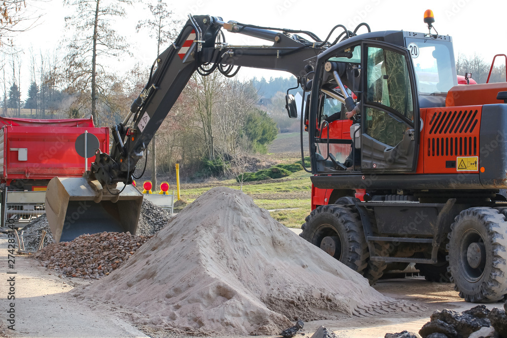 Schaufelbagger beim Straßenbau Stock Photo | Adobe Stock