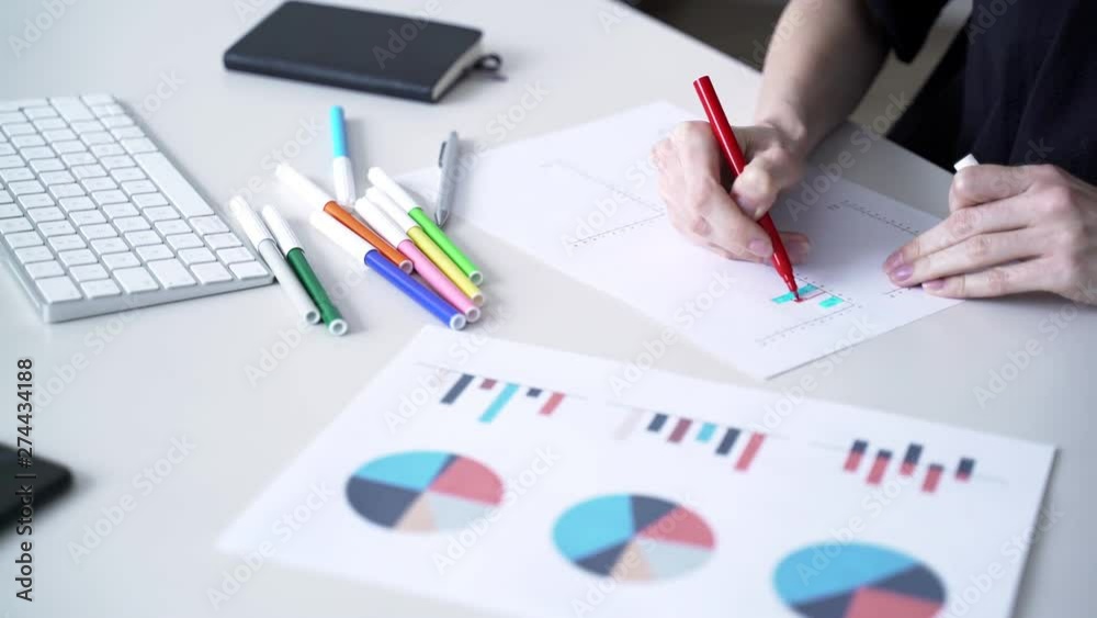 Video „Woman fills data in graphs on paper. Records information. Woman ...