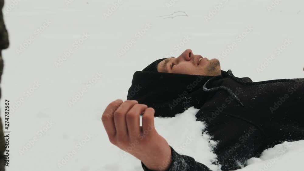 Vidéo Stock Adult, falls back in the snow in the winter Park. Winter ...