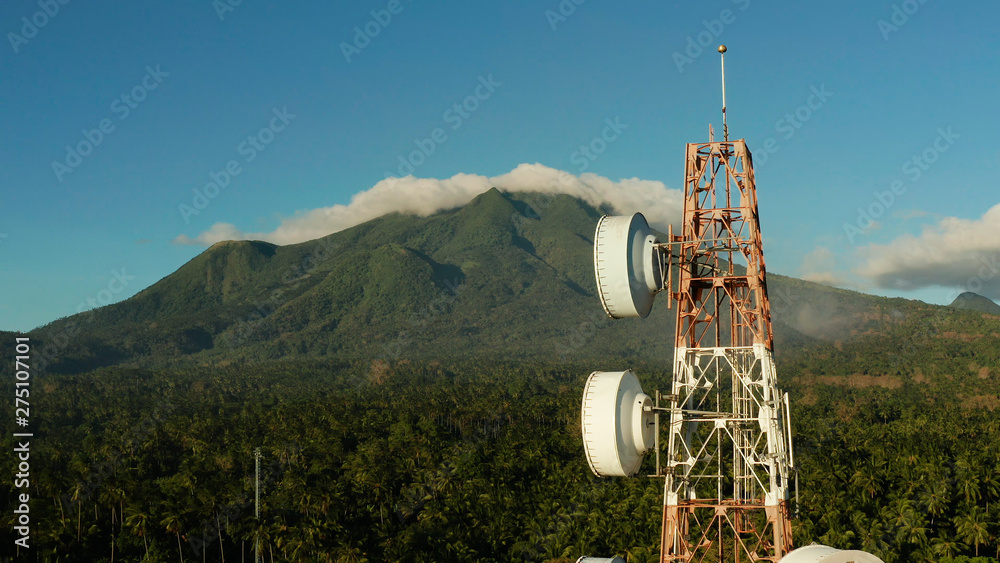 Antennas and microwaves link dishes of mobile phone network and TV ...