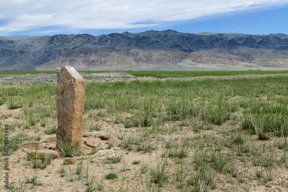 Foto de Western Mongolia steppe landscape. Ancient stone stele ...