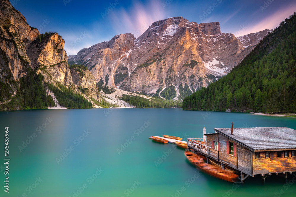 Lac de Braies et sa cabane de location de barques au lever du soleil ...