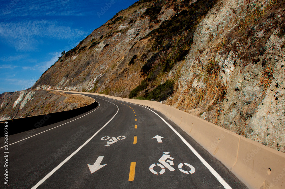 Fotka „Bike lanes with direction arrows and Hiking Trail are kept ...