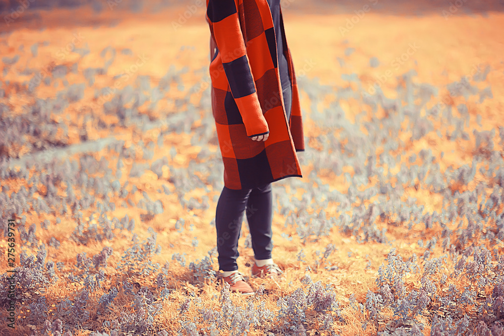 Foto de autumn sad girl outdoor / autumn weather, portrait of a young ...