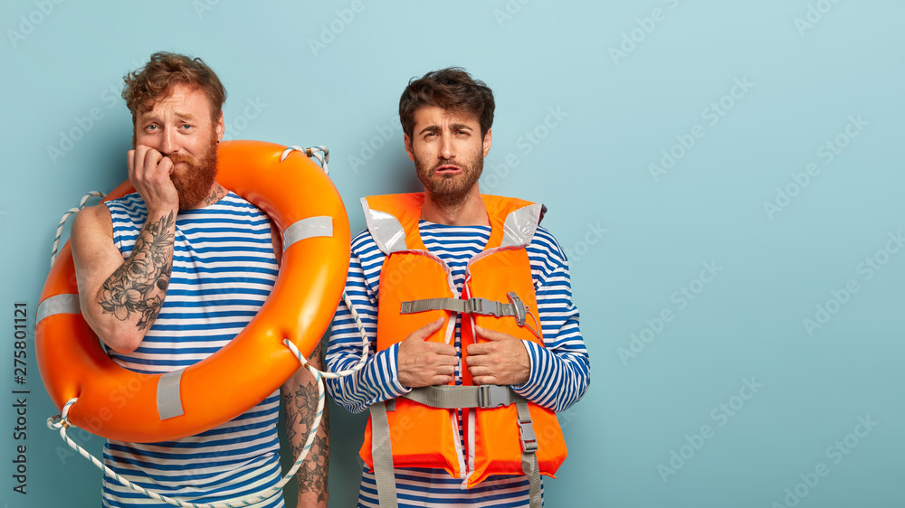 Foto de Sad professional rescuers face problem, cannot save drowning ...