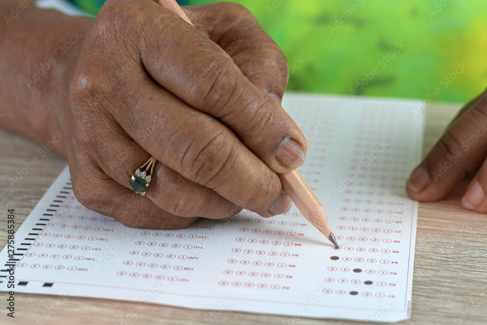 Foto de Close-up image of elderly asian woman hands doing exams by ...