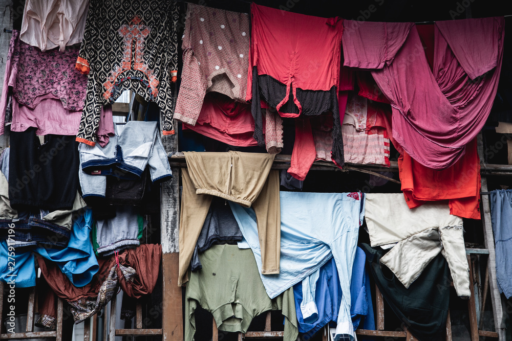 Ropa tendida en el balcón in casa india. Colorido fondo. Stock Photo ...