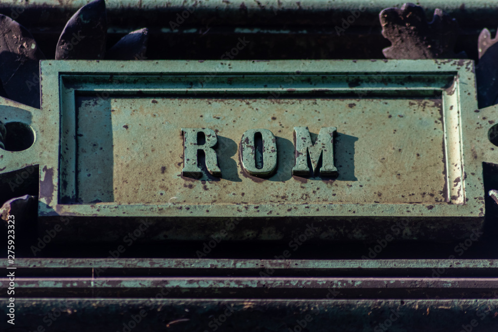 Schriftzug Rom auf altem Hinweisschild als Wegweiser zur Hauptstadt von ...