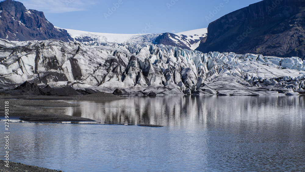 Icelandic summer landscape - glacier mirroring in its glacier lagoon ...