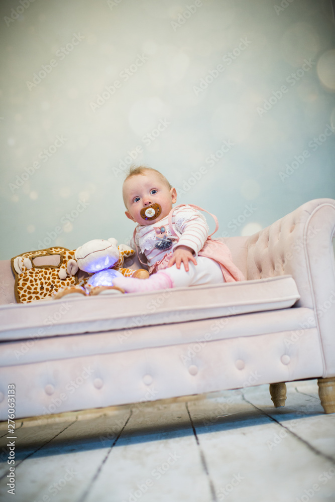 Baby sitzt Stock Photo | Adobe Stock