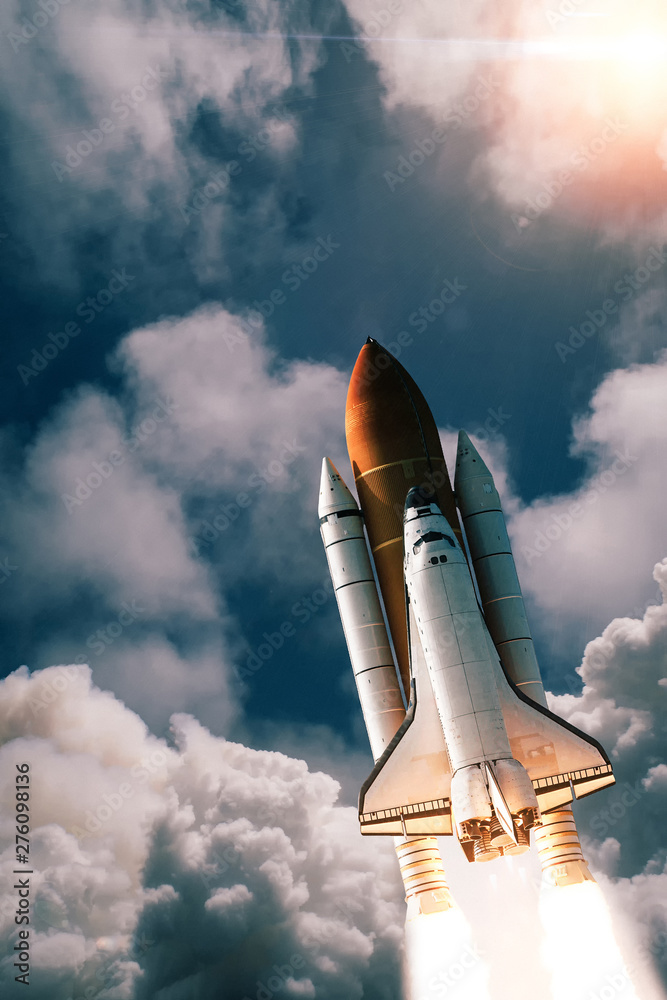 Spaceship Leaving Earth. Space craft taking off into deep space ...