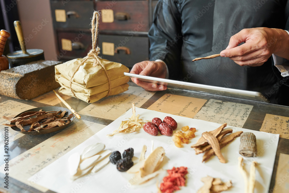Foto de Traditional Chinese medicine practitioner with tablet computer ...