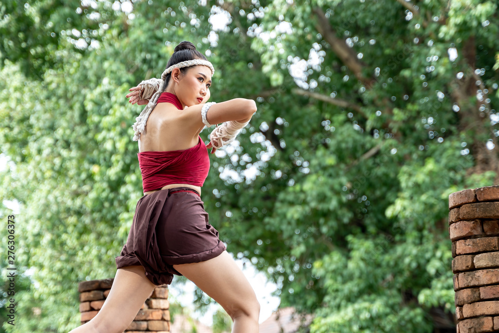 Foto de Muay thai, Asian woman Thai boxing ,Thailand. Asia thai boxer ...