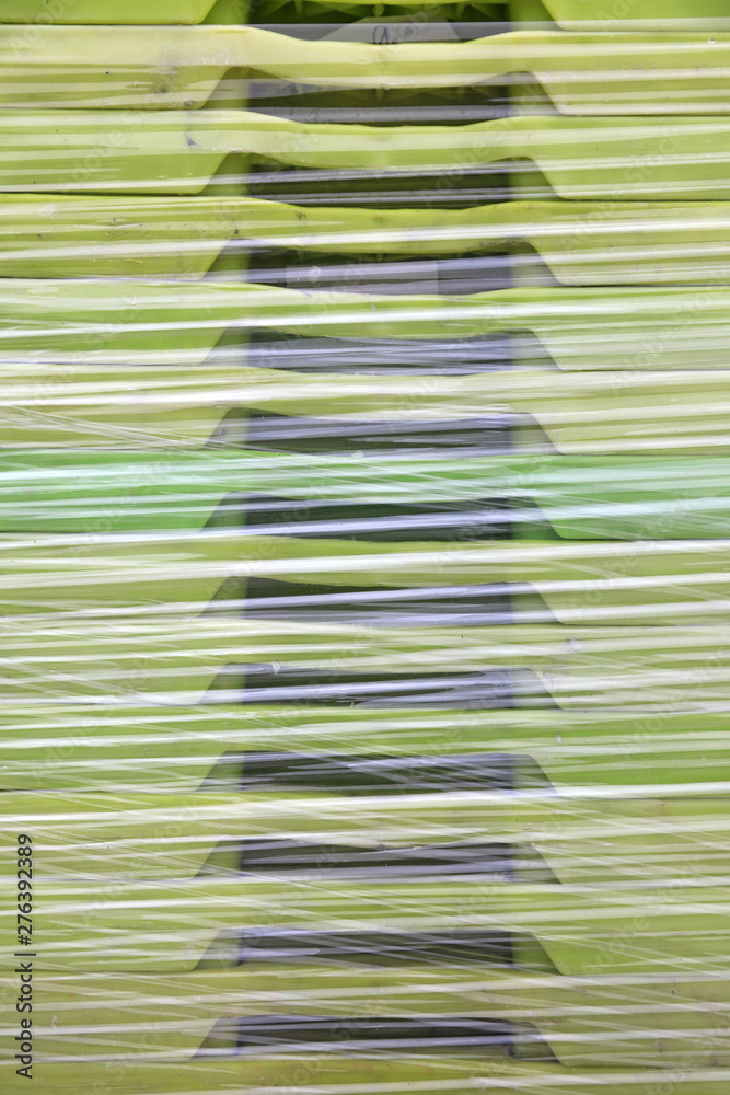 cajas de plástico color pistacho forradas de plástico film apiladas ...