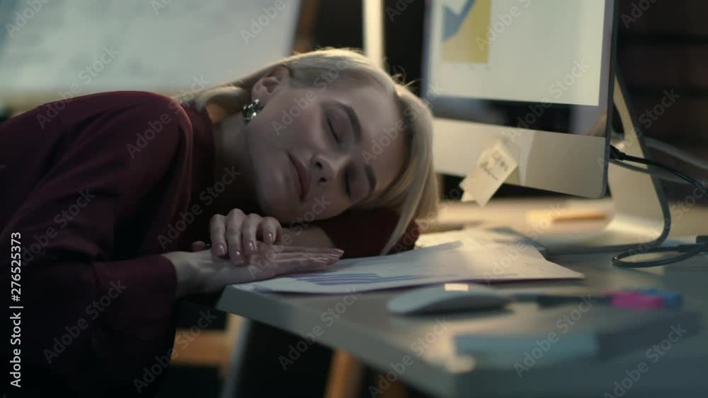 Exhausted business woman lying down on computer table at night work in ...