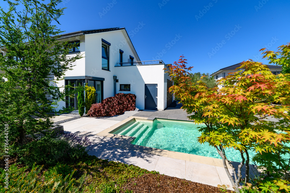 Einfamilienhaus mit Pool, hochwertig Stock Photo | Adobe Stock