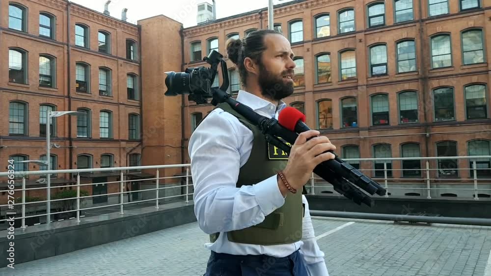 Vidéo Stock Professional reporter live on city street. A reporter with ...