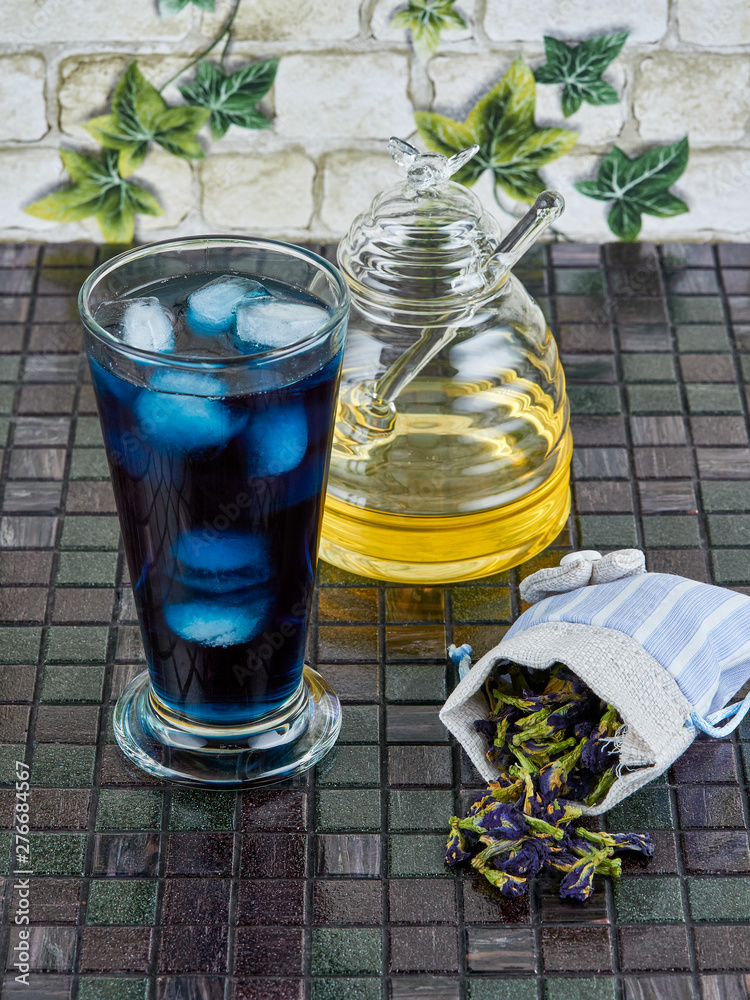 Honey sweetened blue butterfly pea flower (Clitoria ternatea) iced tea ...