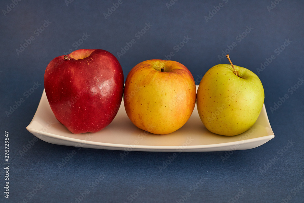 Foto de Tres manzanas de diferentes tipos y colores do Stock | Adobe Stock