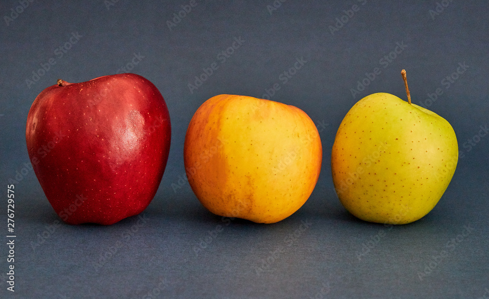 Tres manzanas de diferentes tipos y colores Stock Photo | Adobe Stock