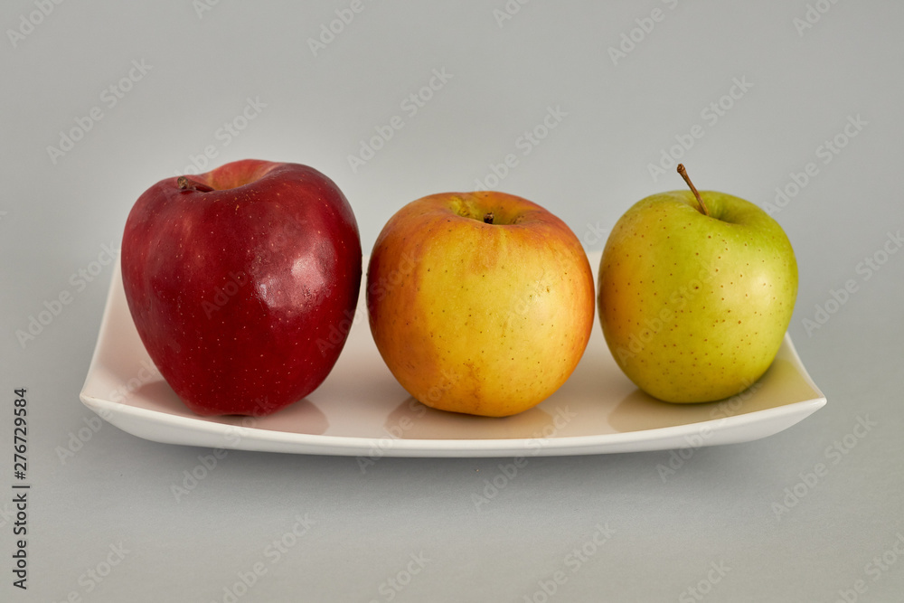 Foto de Tres manzanas de diferentes tipos y colores do Stock | Adobe Stock