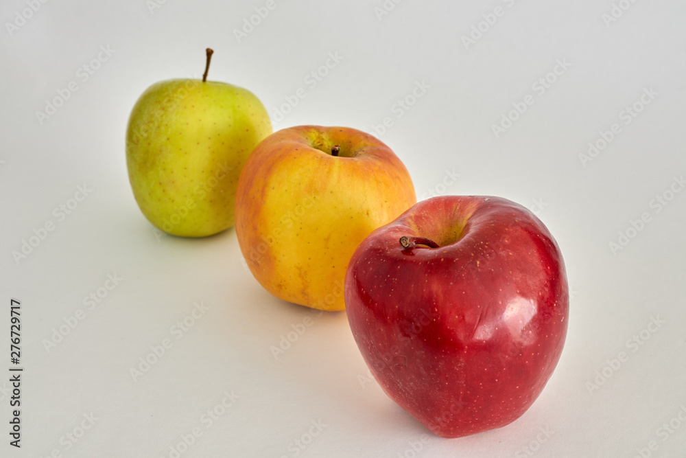 Tres manzanas de diferentes tipos y colores Stock Photo | Adobe Stock