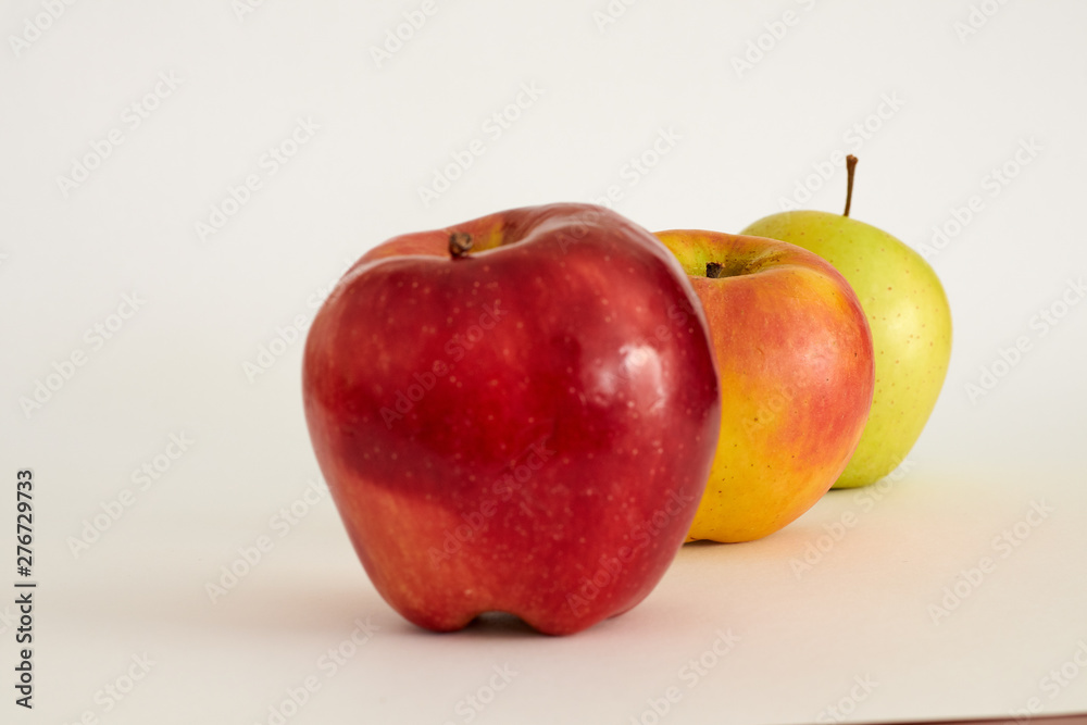 Foto de Tres manzanas de diferentes tipos y colores do Stock | Adobe Stock