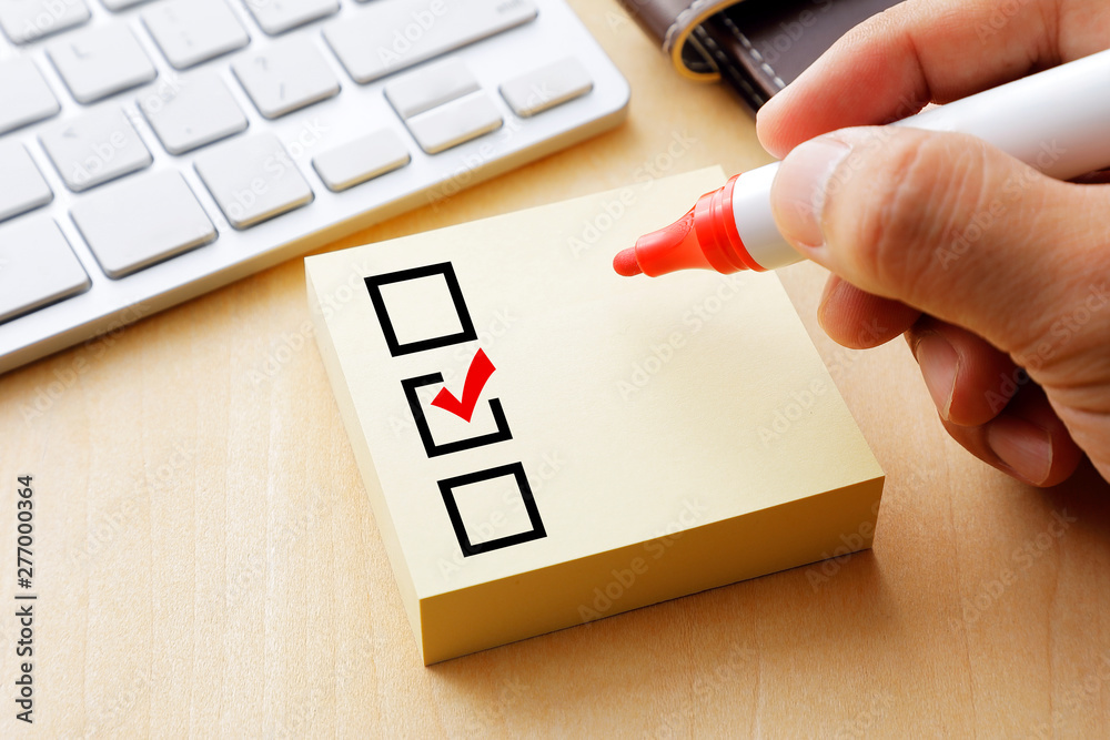 チェックマーク Red check mark in checklist foto de Stock | Adobe Stock