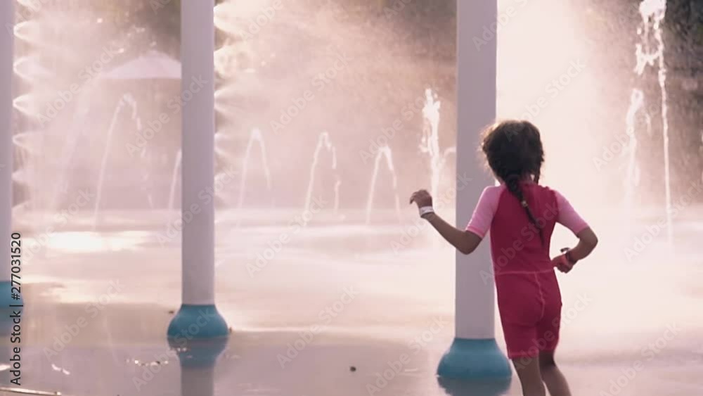 Vidéo Stock joyful little girl in pink swimsuit runs in beautiful ...