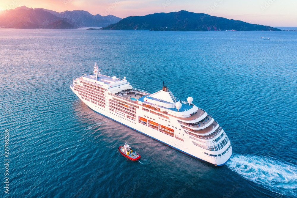 Foto Stock Cruise ship at harbor. Aerial view of beautiful large white ...