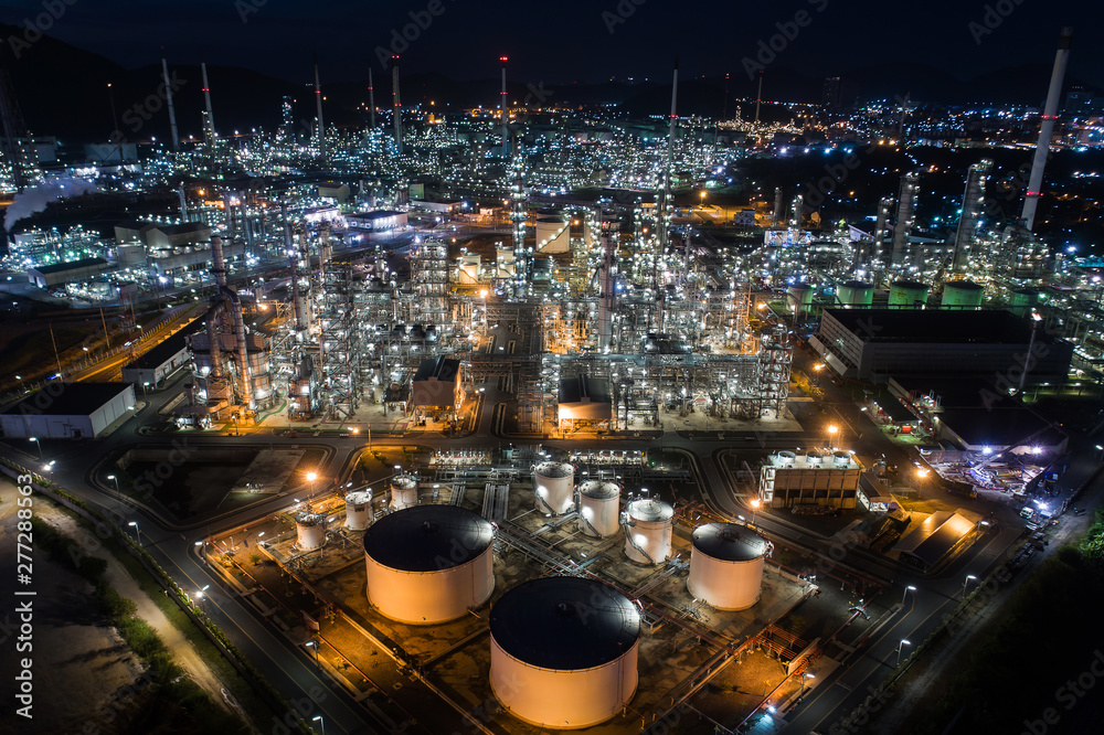 Foto de Aerial view oil storage tank with oil refinery factory ...