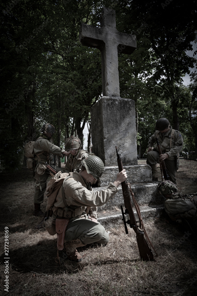 recreación de soldados rindiendo homenaje a sus compañeros caídos Stock ...